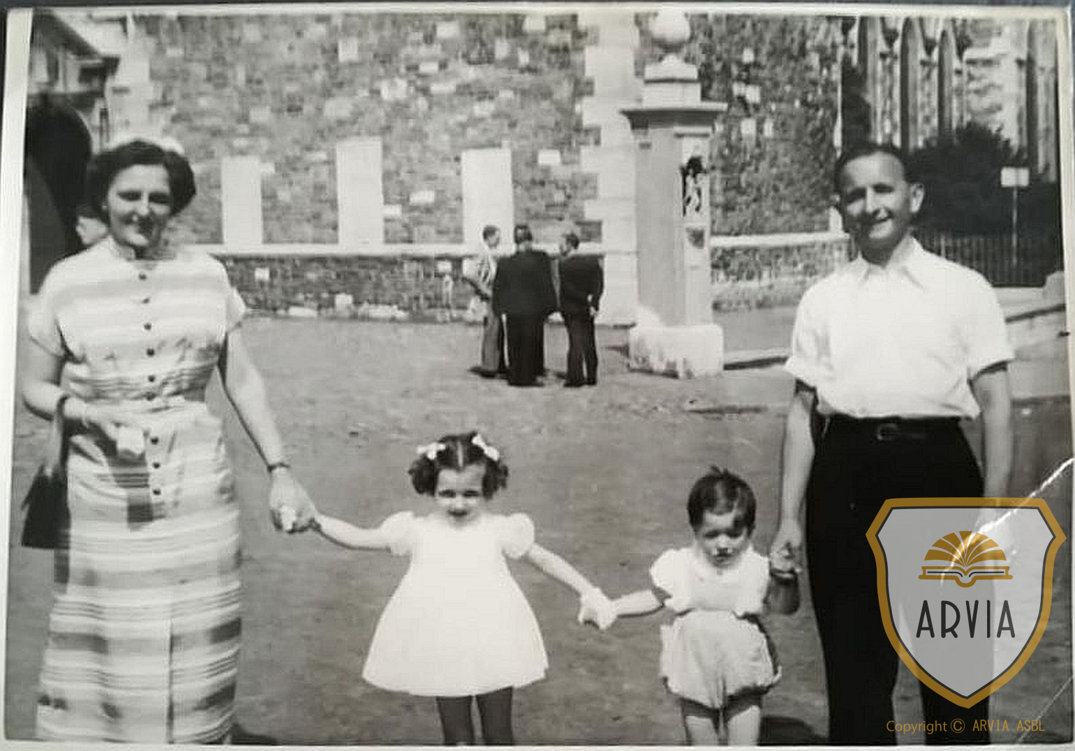 HERVE ± 1960 - Famille Léon JACOB devant ND de la rue. - ARVIA Archives ...