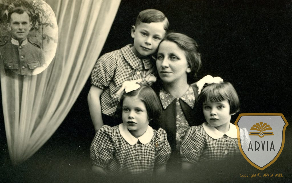 BRUYERES ± 1942 - Julienne WUIDART - Joseph JACQUET en médaillon ...