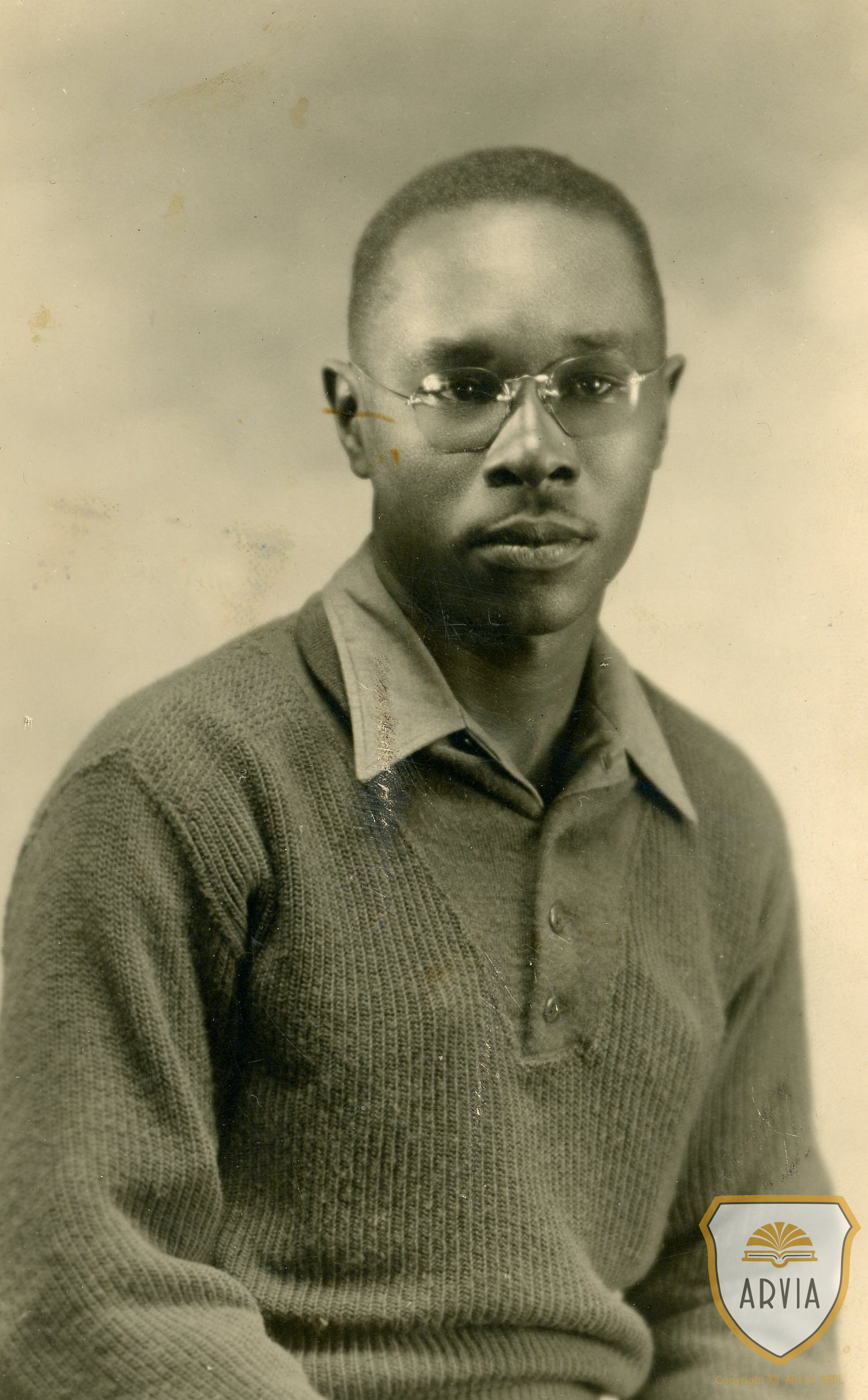 CHAINEUX - 1945 - BECCO soldat US devant la boulangerie GOEBELS où il ...